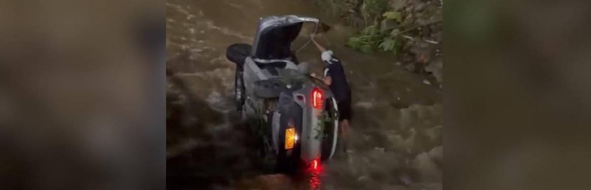 EN VIDEO: Iba a parquear y terminó metida en la quebrada Doña María