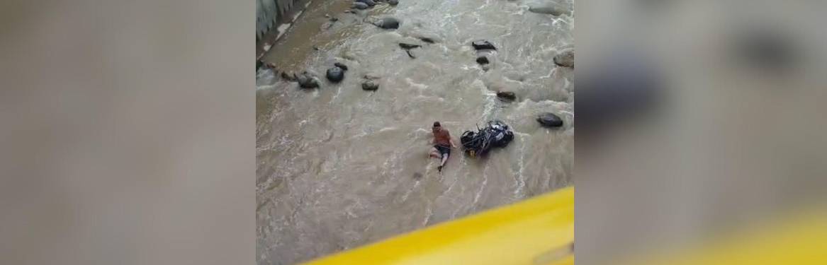 EN VIDEO: Con todo y moto tuvo que ser sacado de la quebrada Doña María
