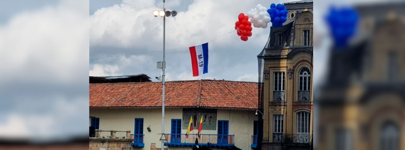 EN IMÁGENES: Plaza de Bolívar amaneció con dos banderas del M-19
